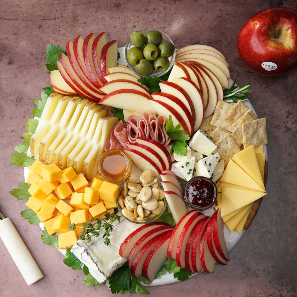 ELEGANT ENVY™ APPLE CHEESE BOARD | ENVY™ Apple US